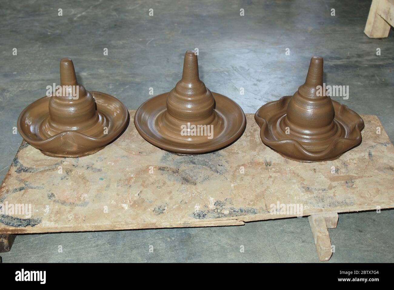 The pottery handicraft that has just been formed is in the process of ...