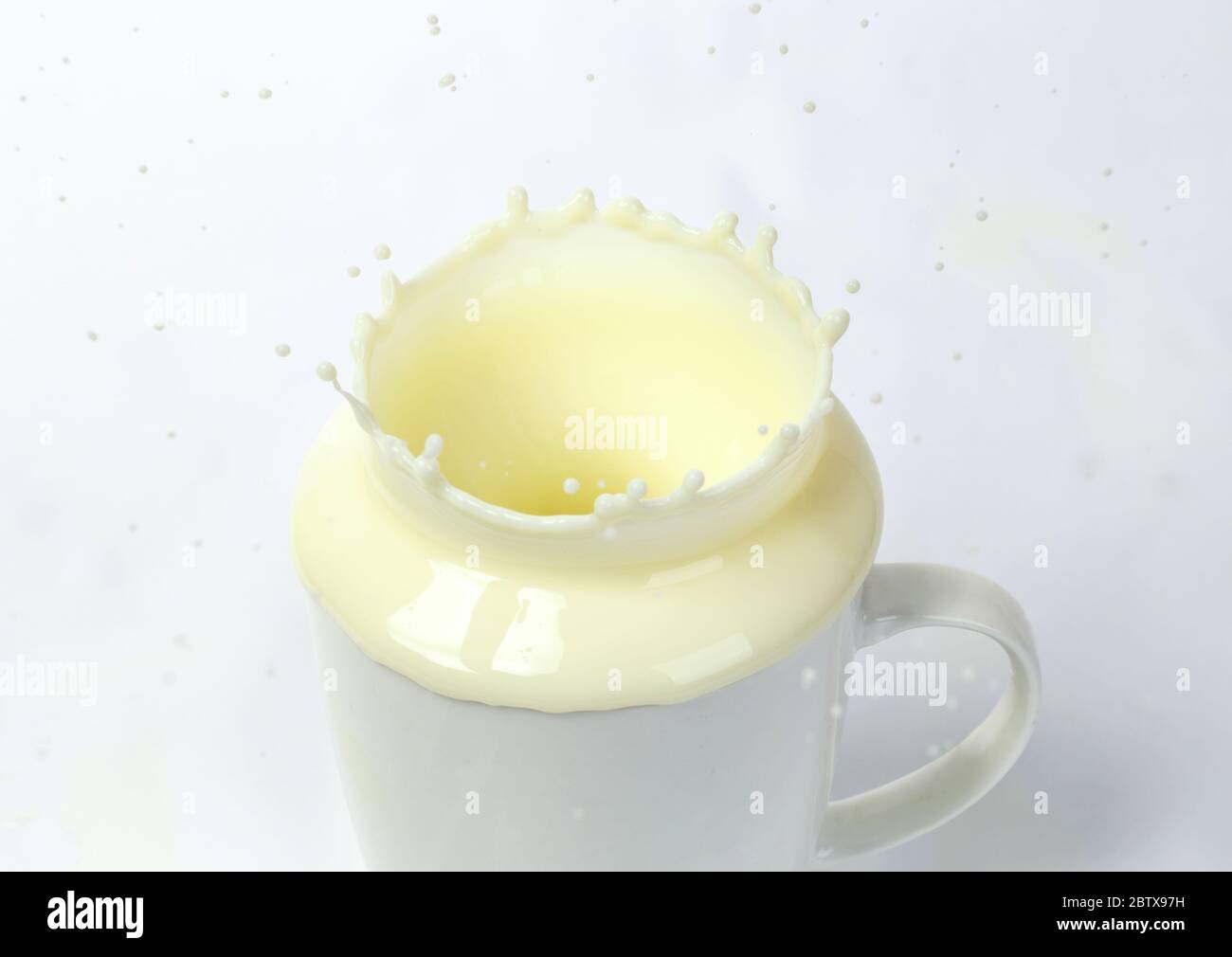 Splash milk from glass hi-res stock photography and images - Alamy
