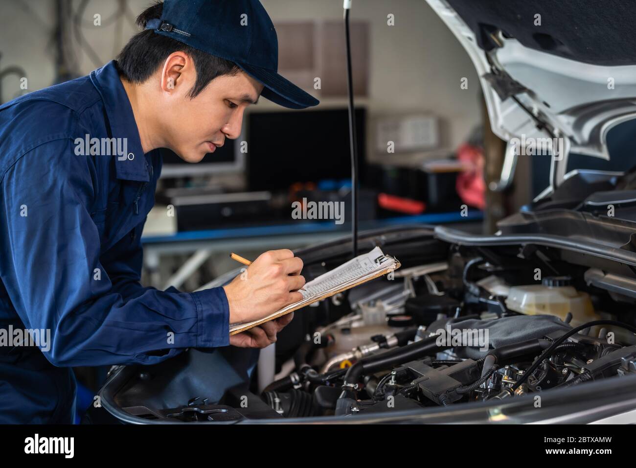 Asian mechanic man checking maintenance hi-res stock photography and ...