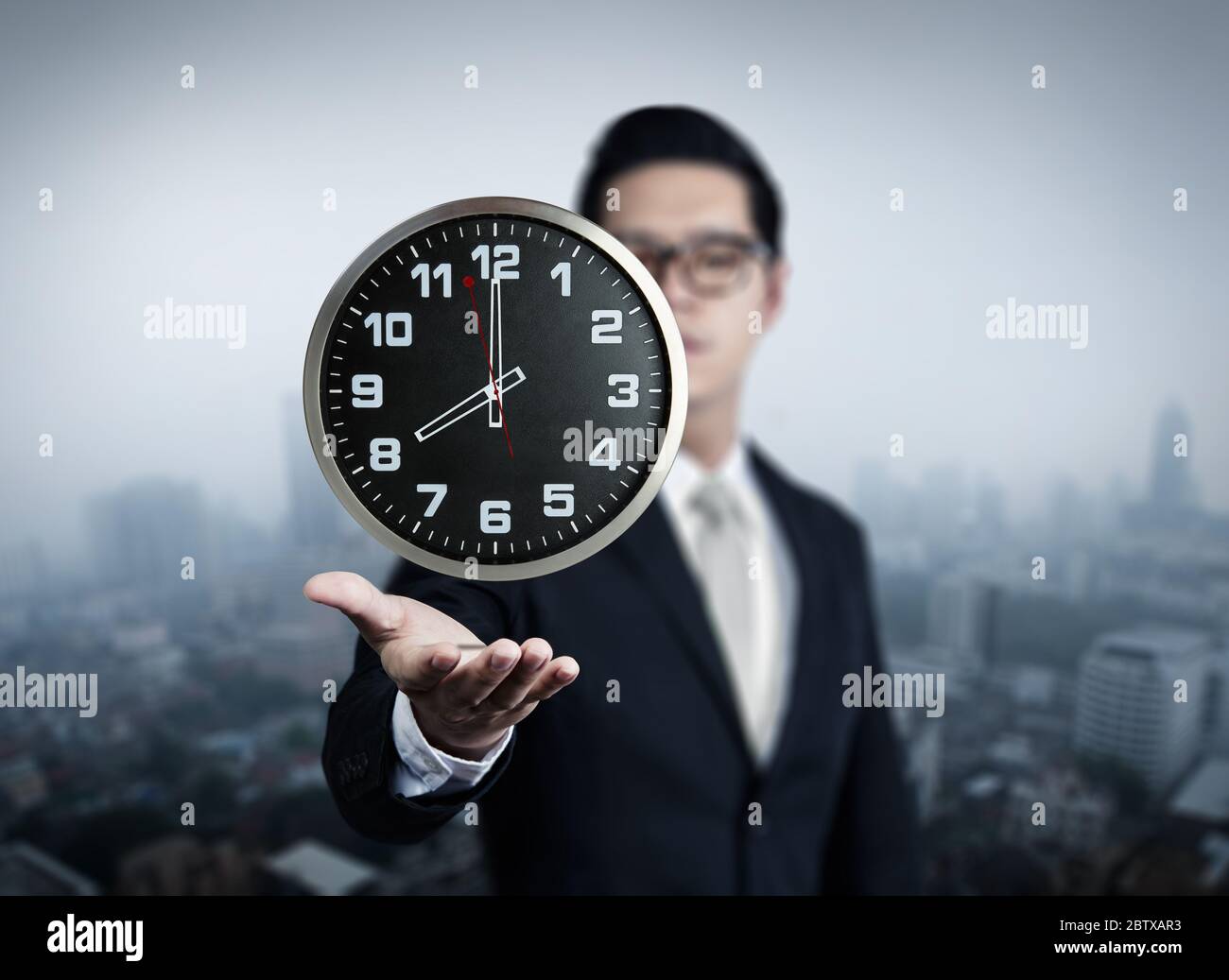 Hand holding clock hi-res stock photography and images - Alamy