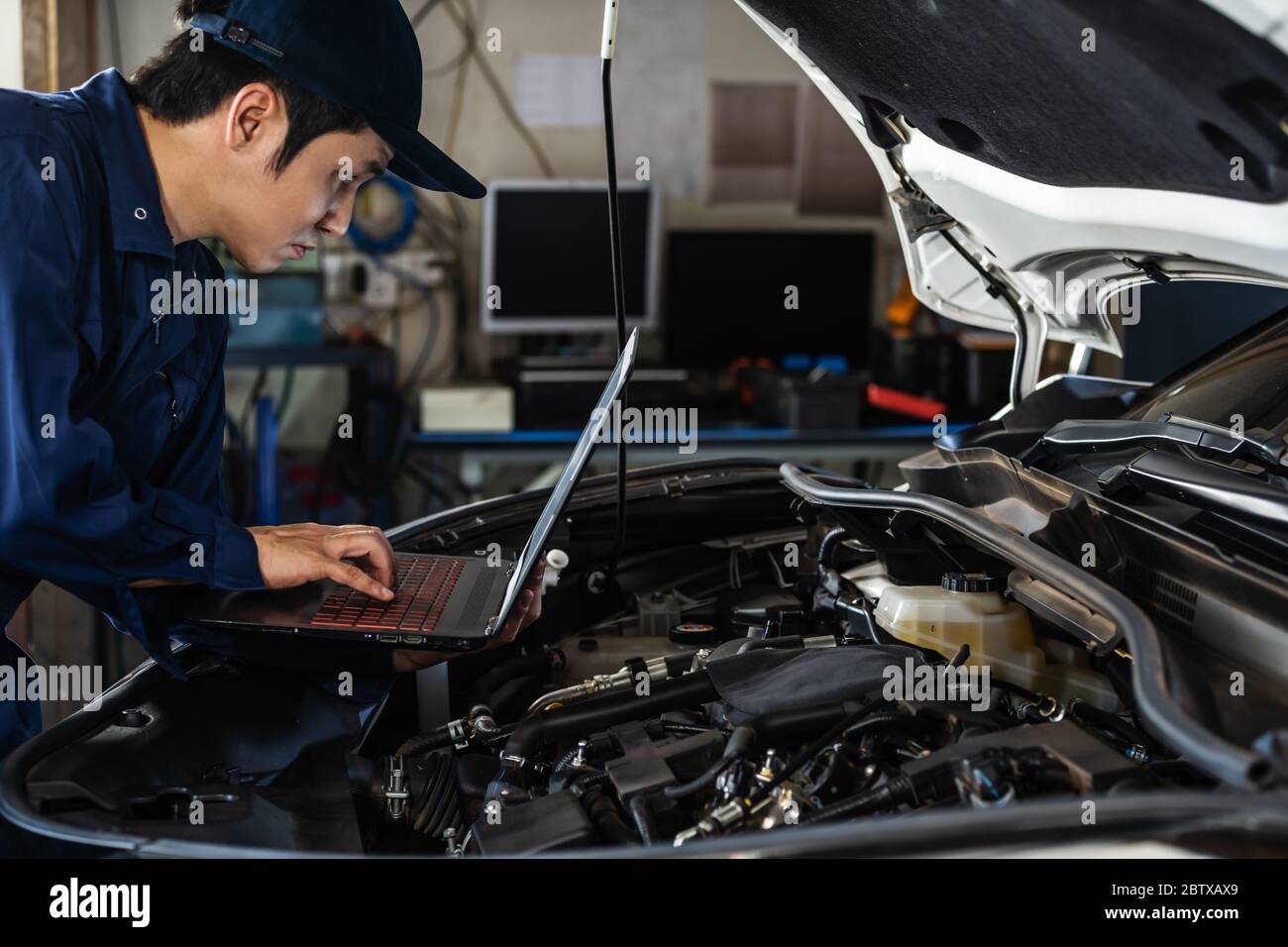 Mechanic repairing automobile motor hi-res stock photography and images ...