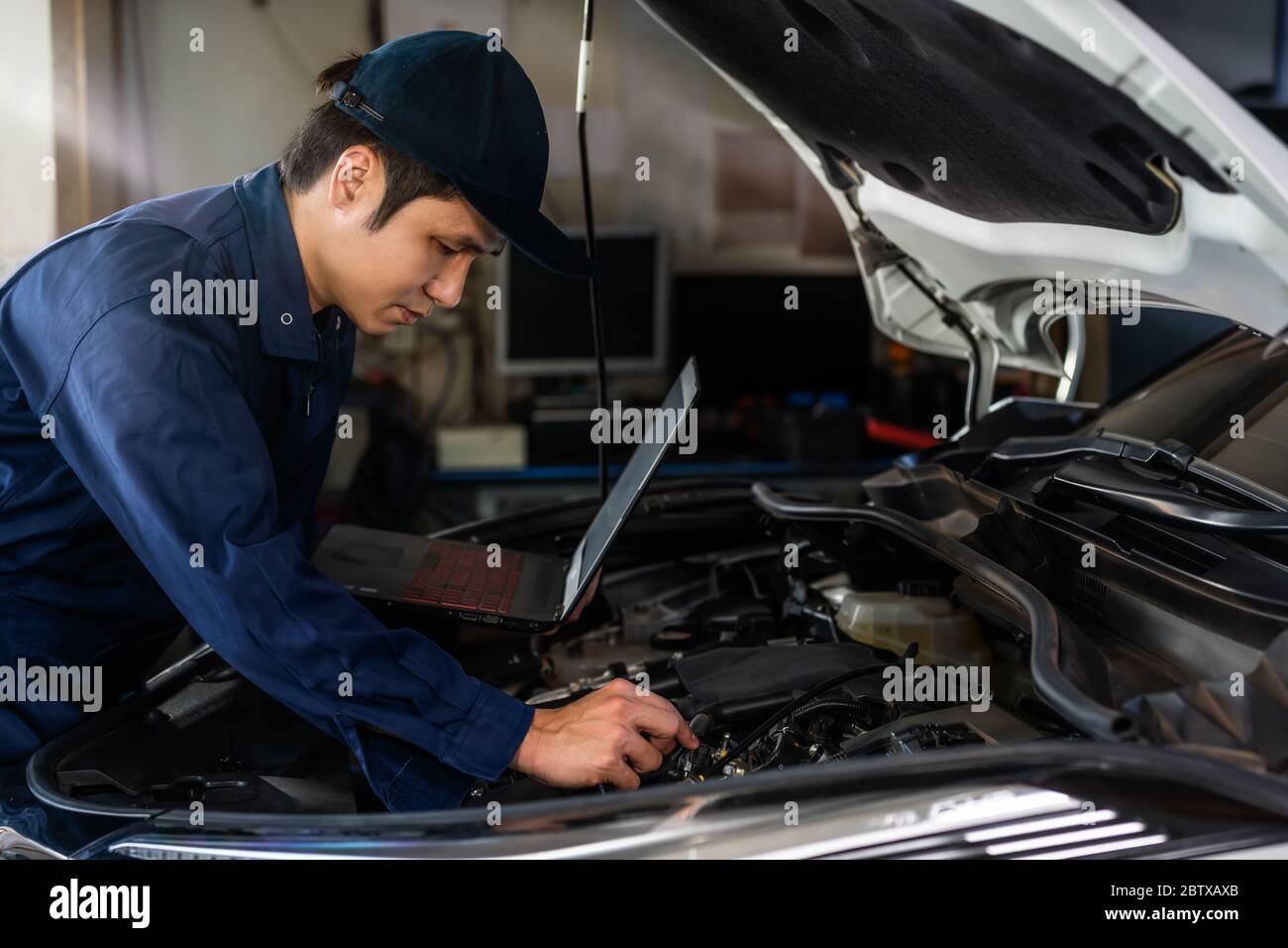 Mechanic using computer in auto hi-res stock photography and images - Alamy