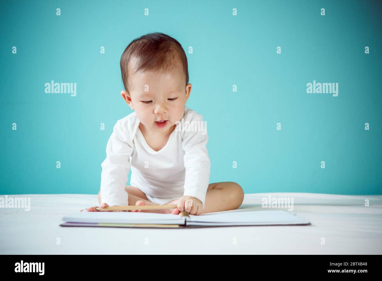 Baby pen one person writing hi-res stock photography and images - Alamy