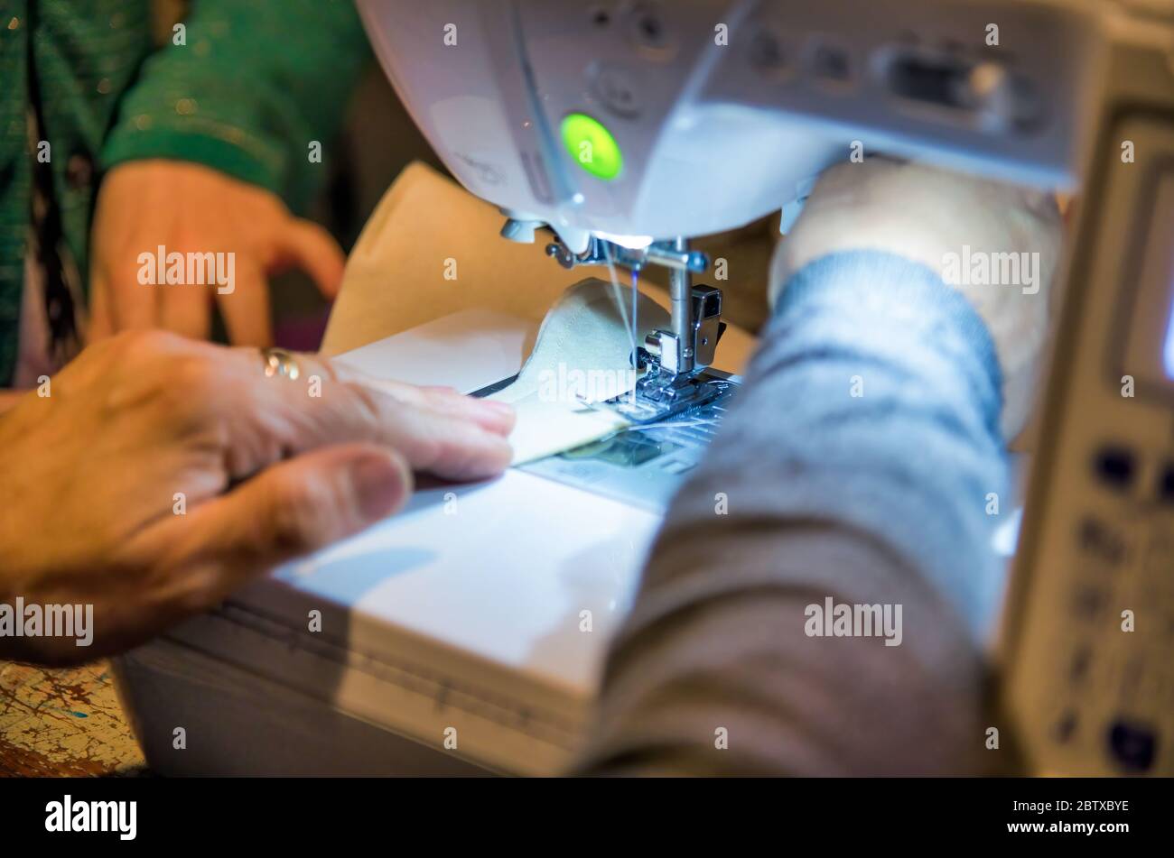 Woman using sewing machine hi-res stock photography and images - Alamy