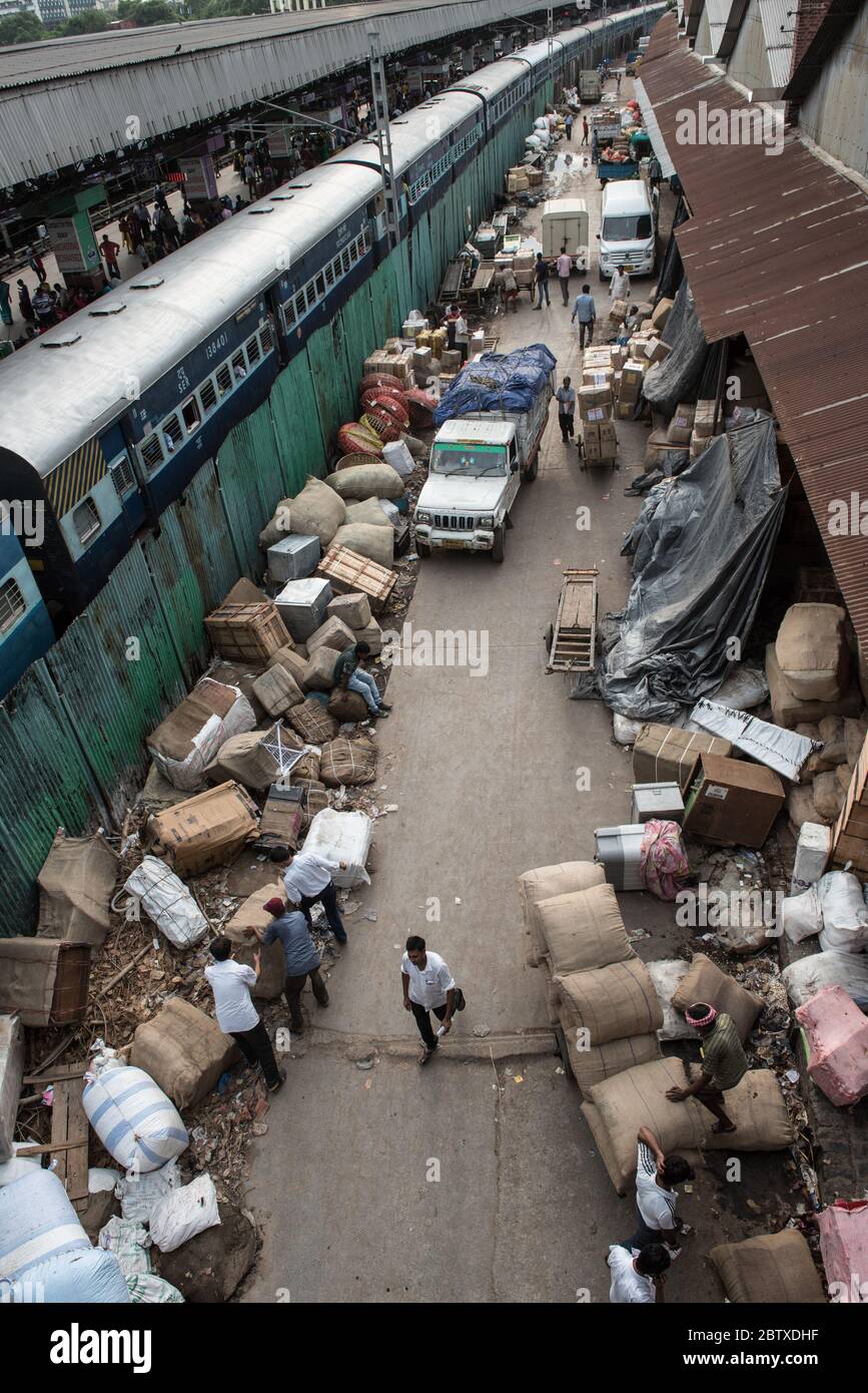 Howrah junction railway station hi-res stock photography and images - Alamy