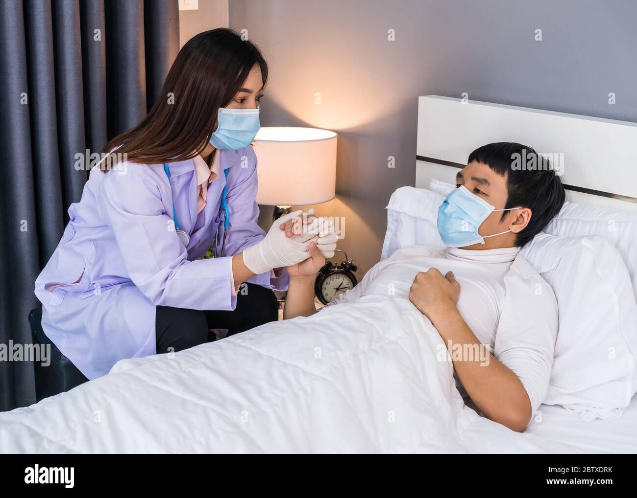 Doctor visit coronavirus hi-res stock photography and images - Alamy