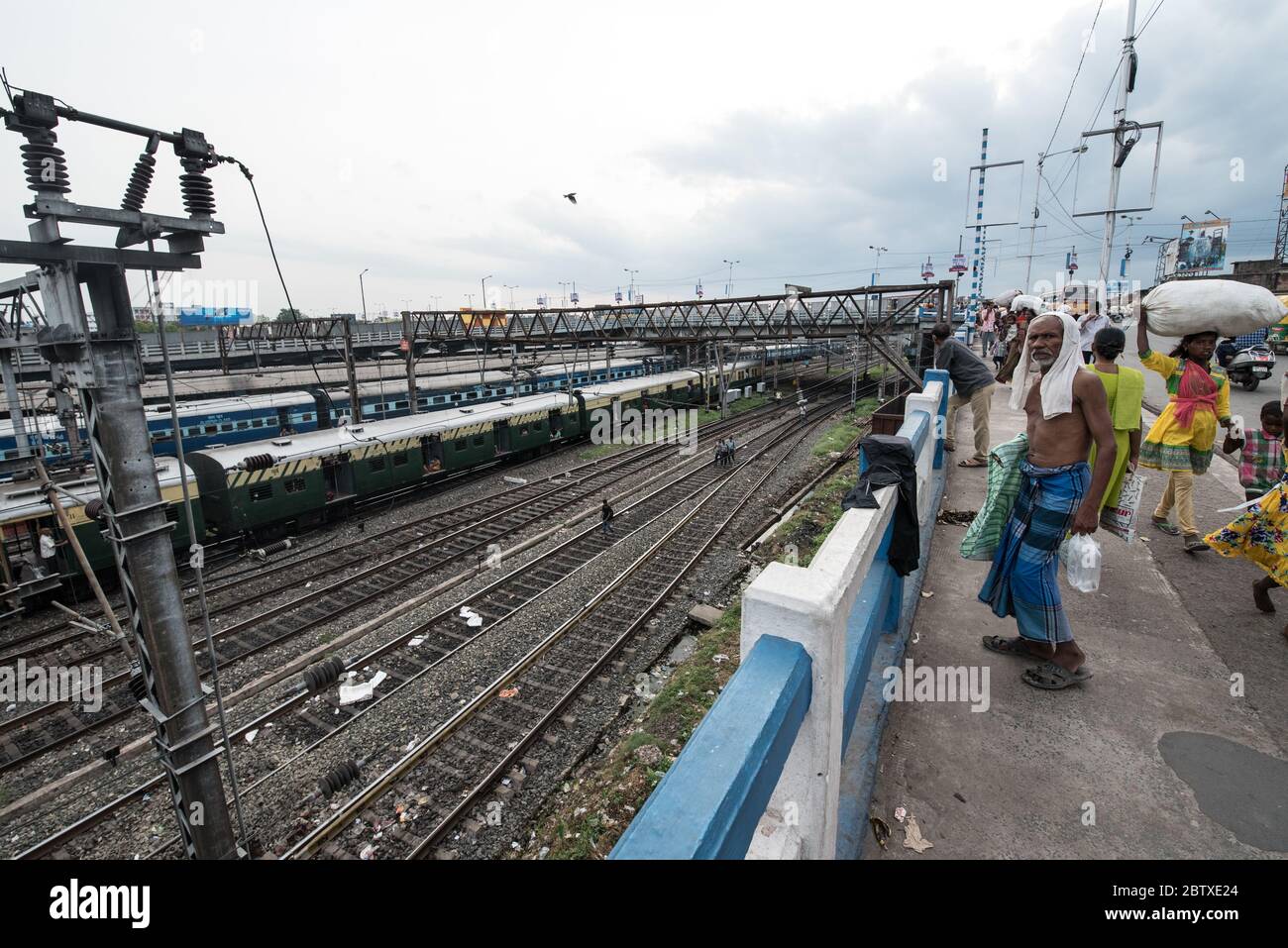 Howrah railway hi-res stock photography and images - Alamy