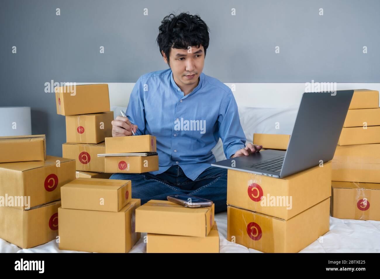 Young japanese delivery man box hi-res stock photography and images - Alamy
