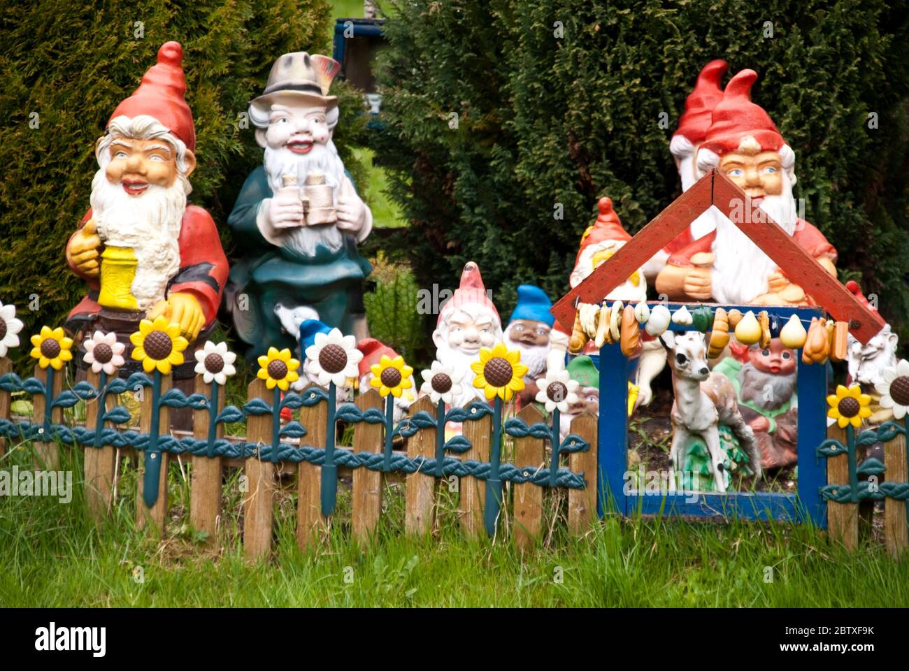 Garden gnomes hi-res stock photography and images - Alamy