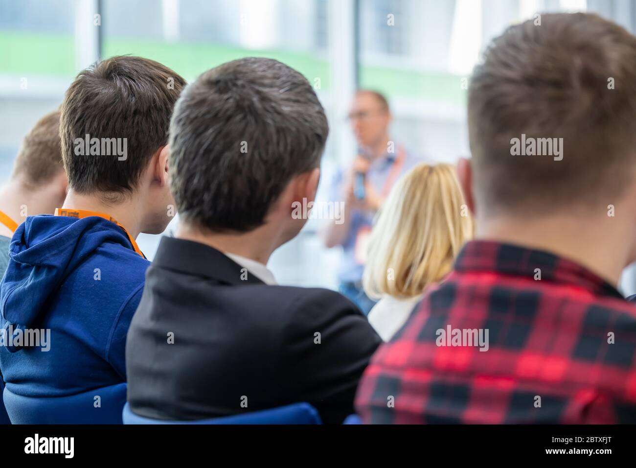 Crowd listening speech head hi-res stock photography and images - Alamy
