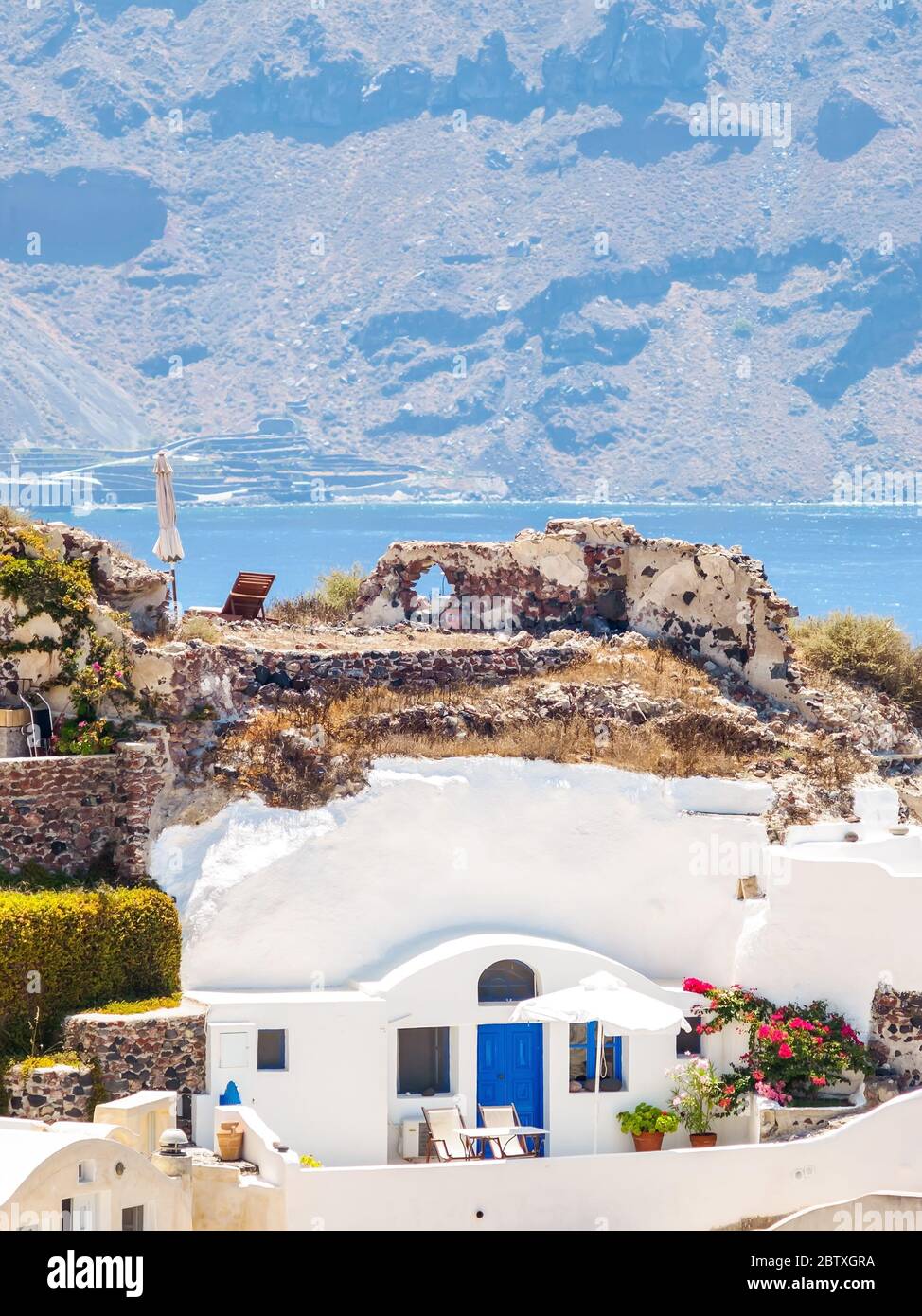 Santorini house hi-res stock photography and images - Alamy