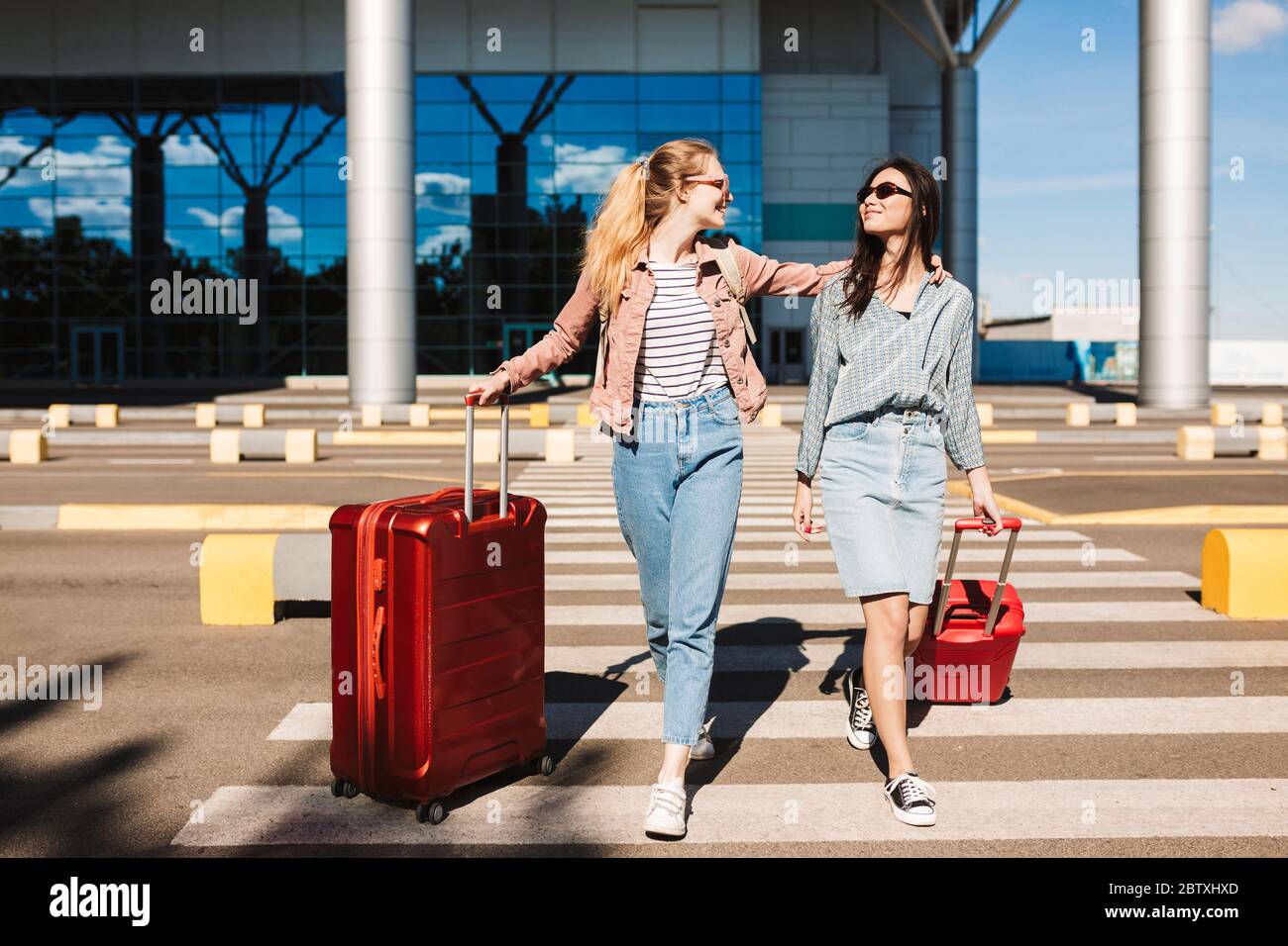 Summer airport girls happy friends hi-res stock photography and images ...