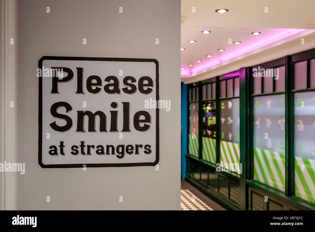 Please smile at strangers sign hi-res stock photography and images - Alamy