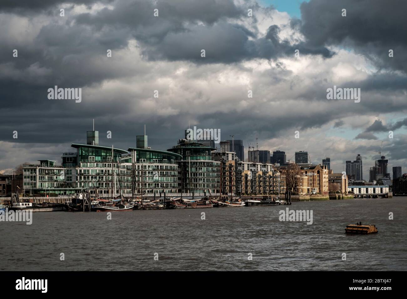 Modern living river thames hi-res stock photography and images - Alamy