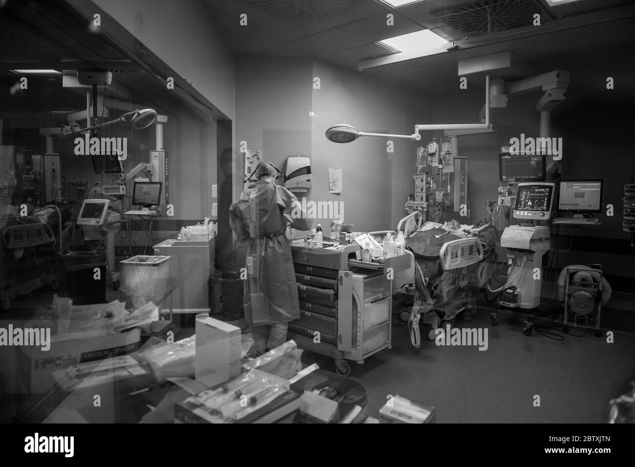 Intensive care unit doctors Black and White Stock Photos & Images - Alamy