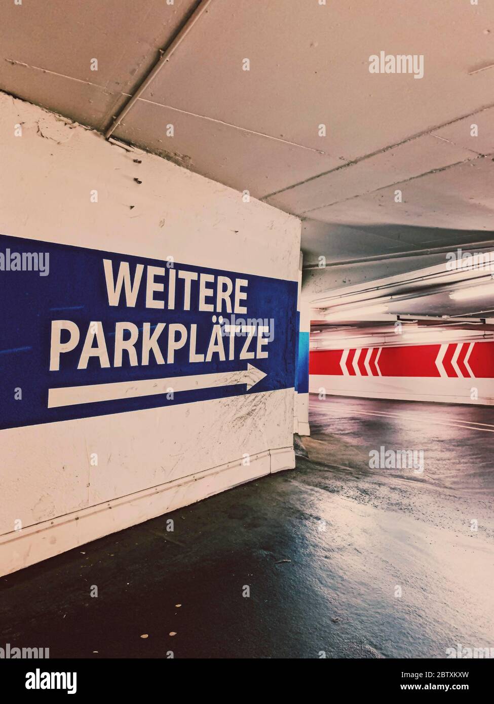 Lettering further parking spaces, multi-storey car park, Innsbruck ...