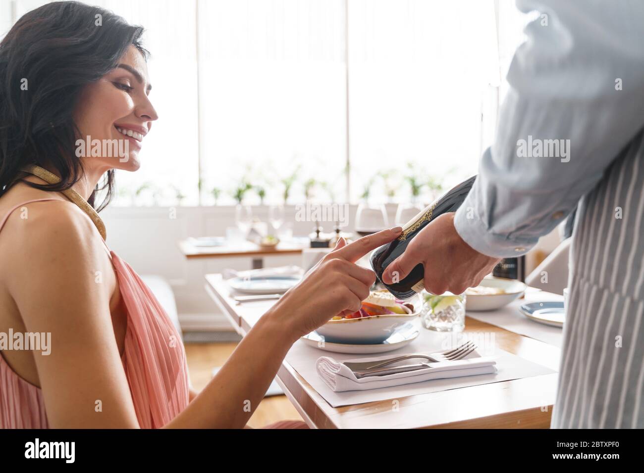 Lunch lady serving cafeteria hi-res stock photography and images - Alamy