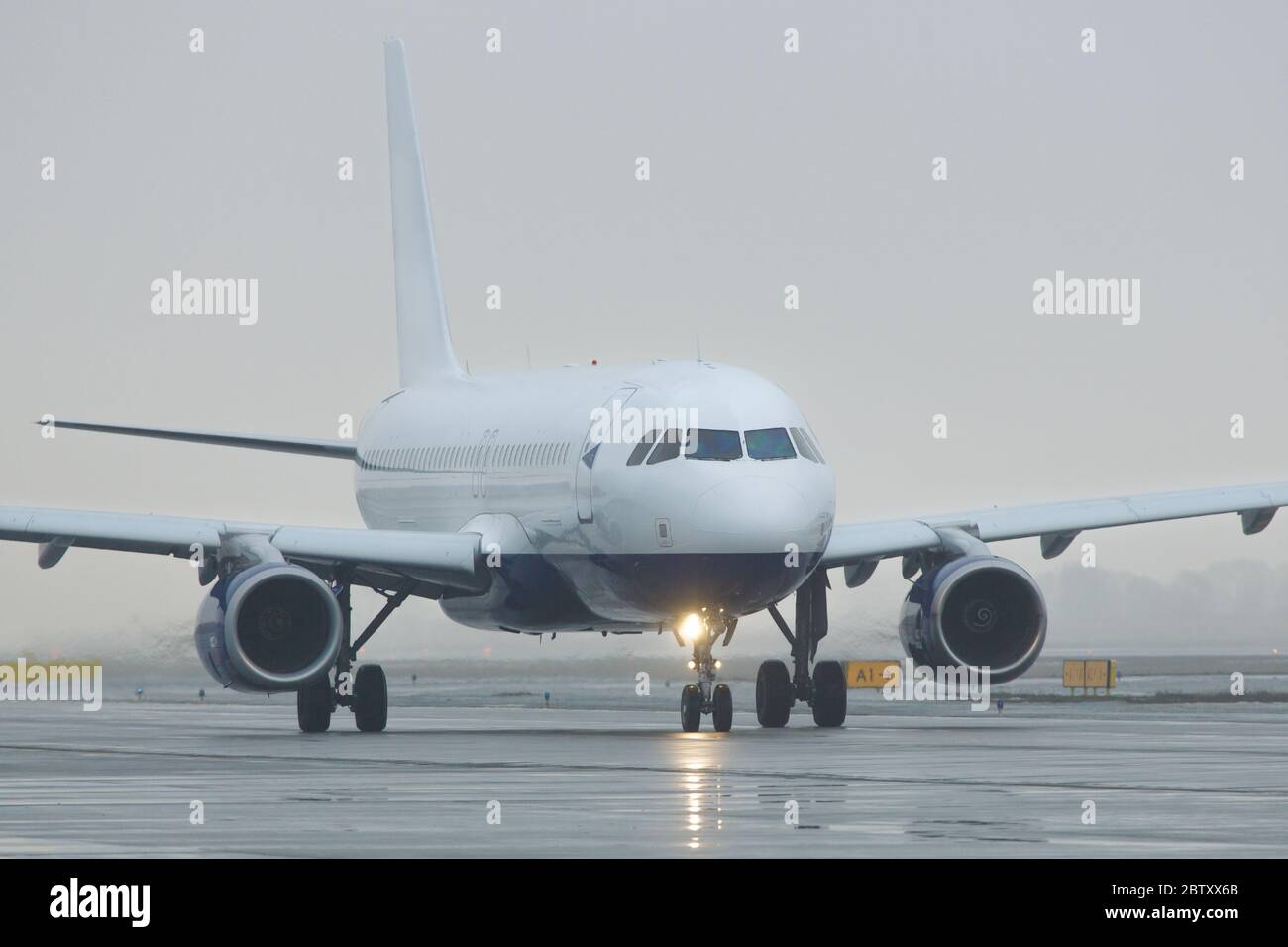 Narrow body jet landing lights hi-res stock photography and images - Alamy