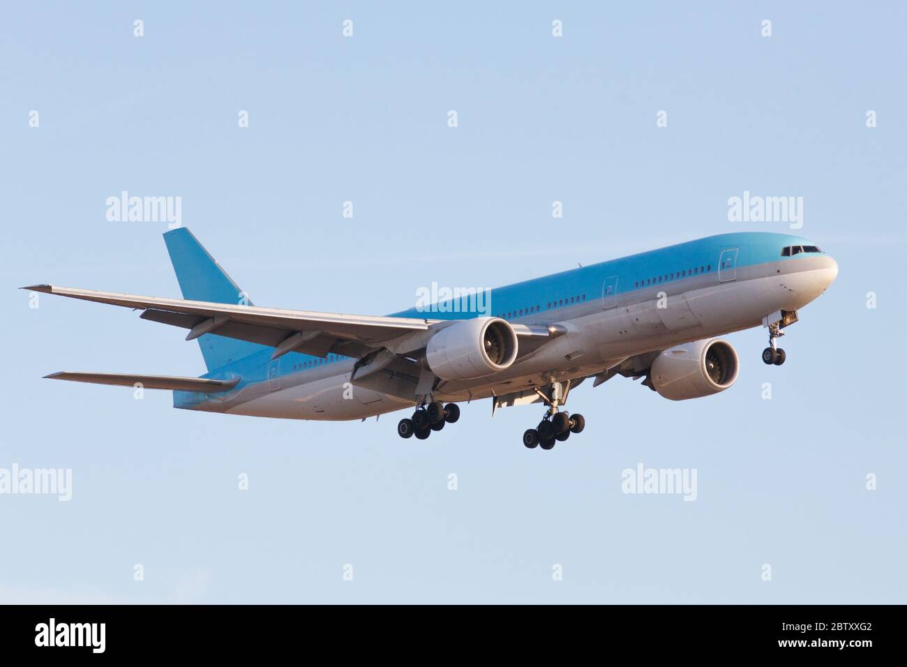 Modern passenger airplane hi-res stock photography and images - Alamy