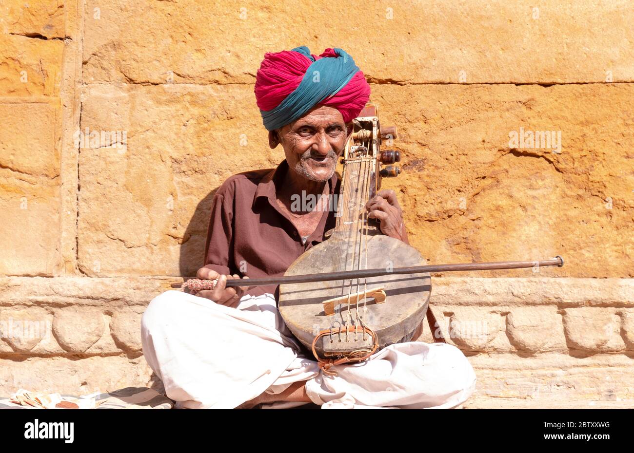 Portrait folk musician rajasthan india turban hi-res stock photography ...