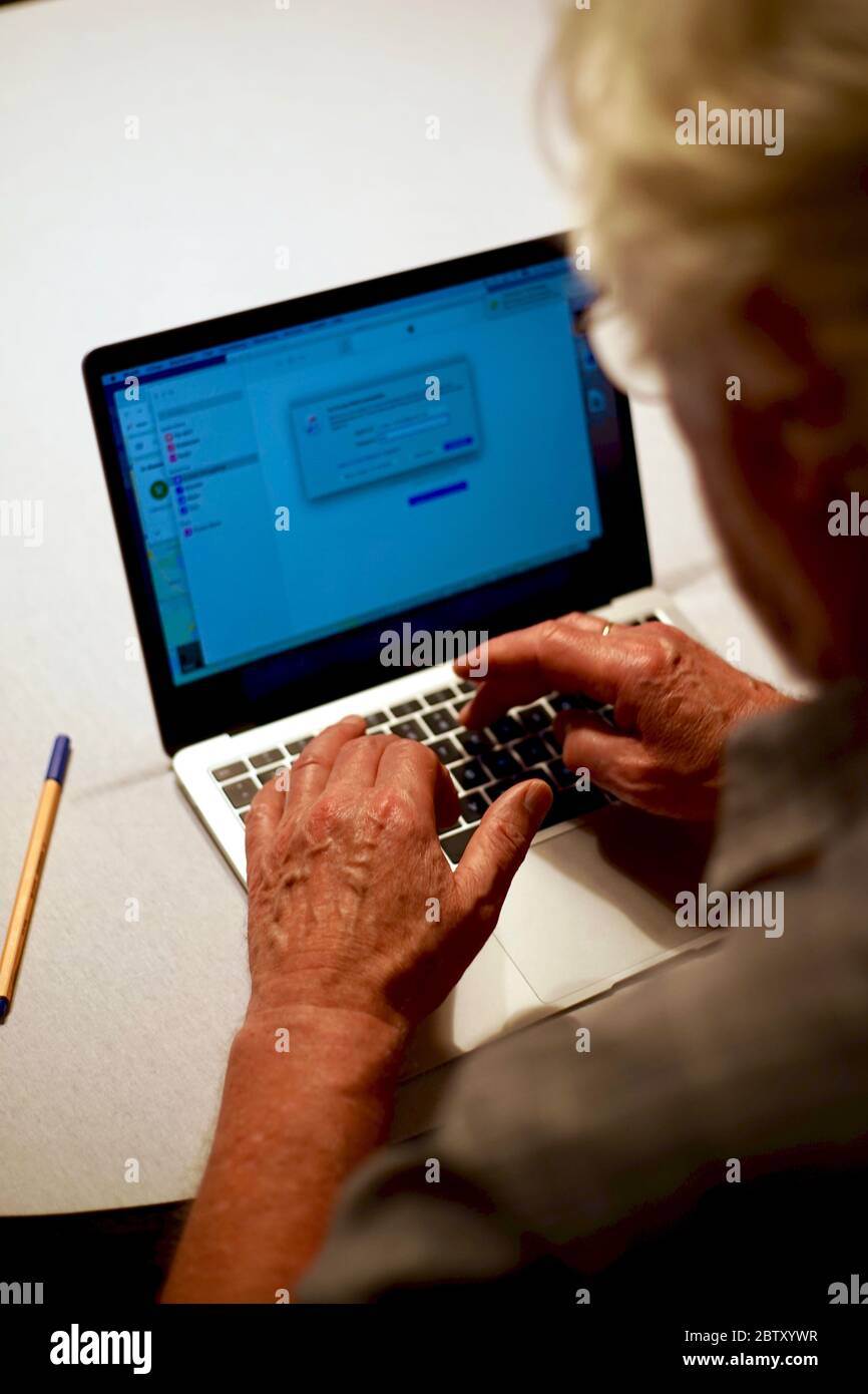 Shoulder surfing hi-res stock photography and images - Alamy