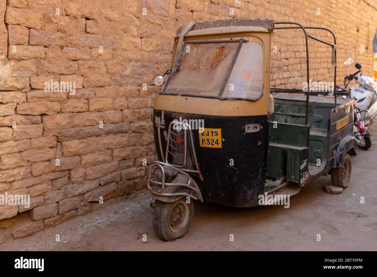 Auto stands near wall hi-res stock photography and images - Alamy