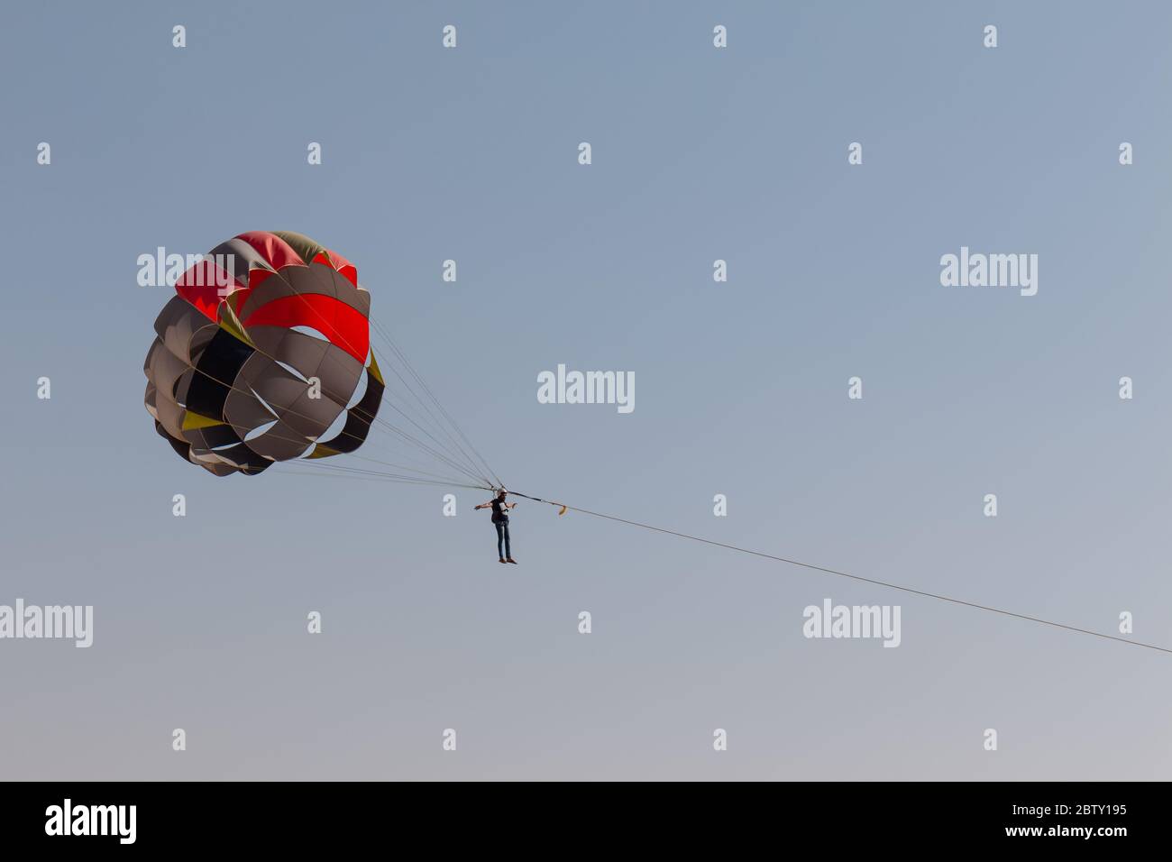 Tourists enjoying Parasailing in the Sam sand dunes of Jaisalmer ...