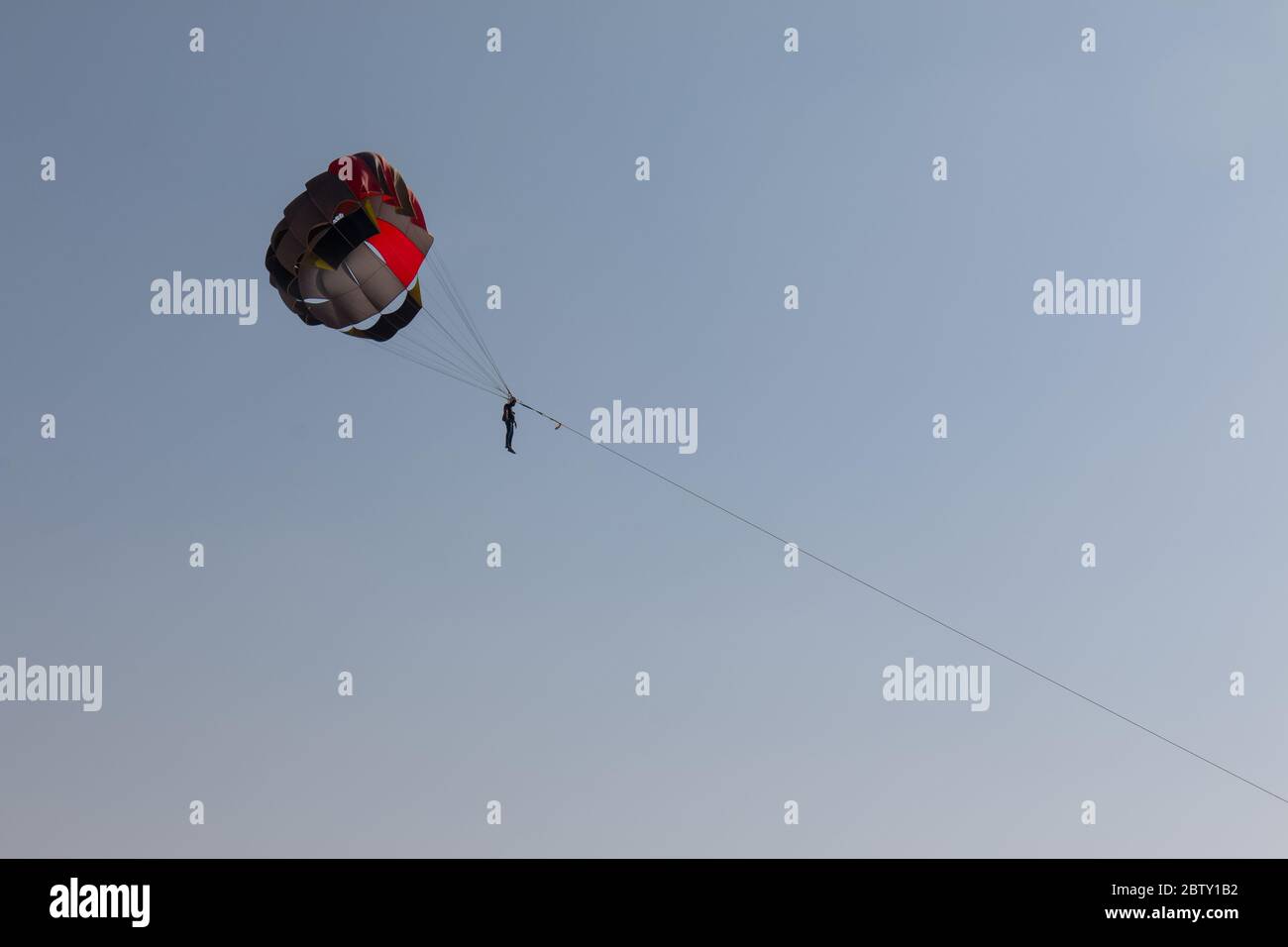 Tourists enjoying Parasailing in the Sam sand dunes of Jaisalmer ...