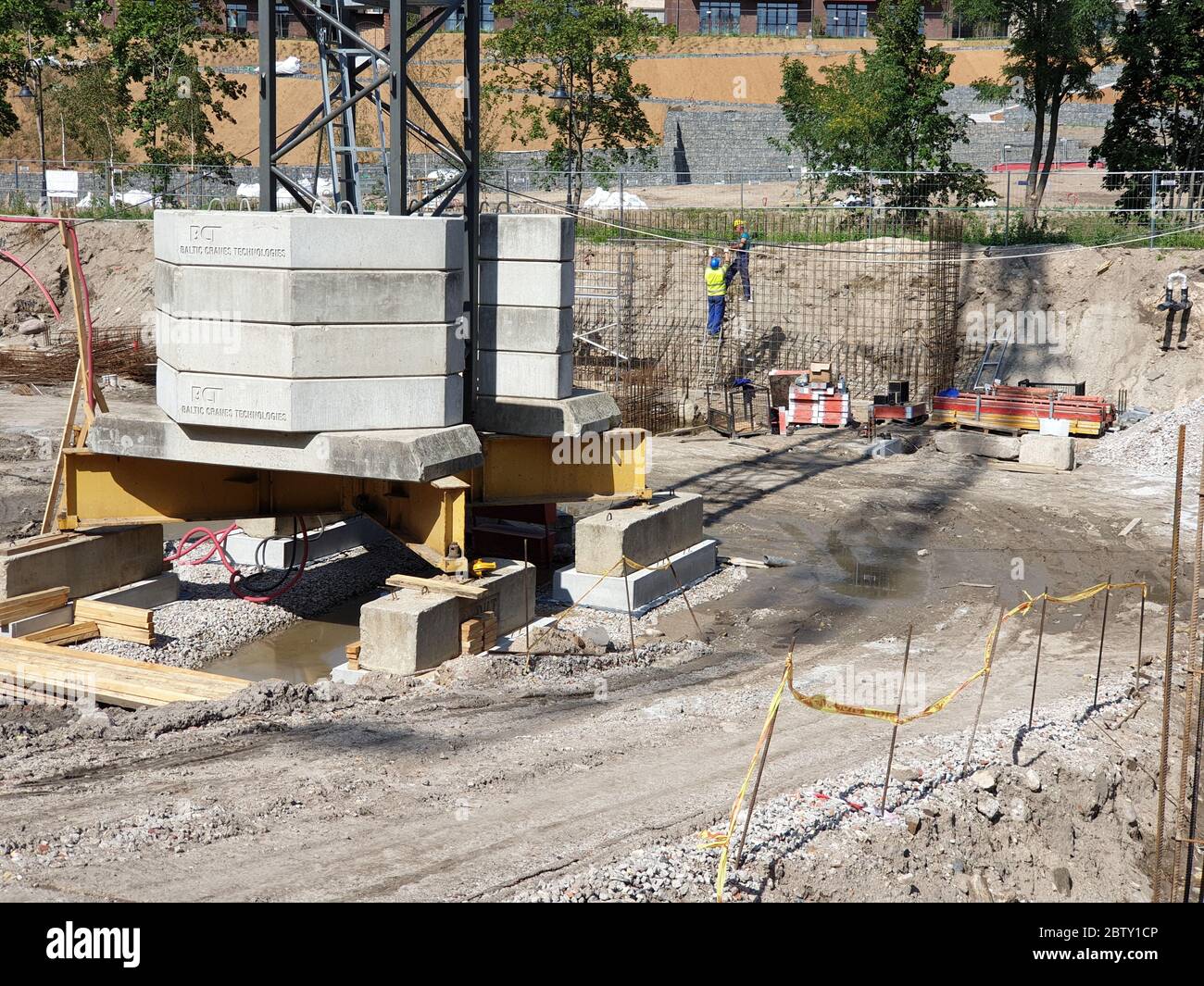 Skyscraper crane road hi-res stock photography and images - Alamy