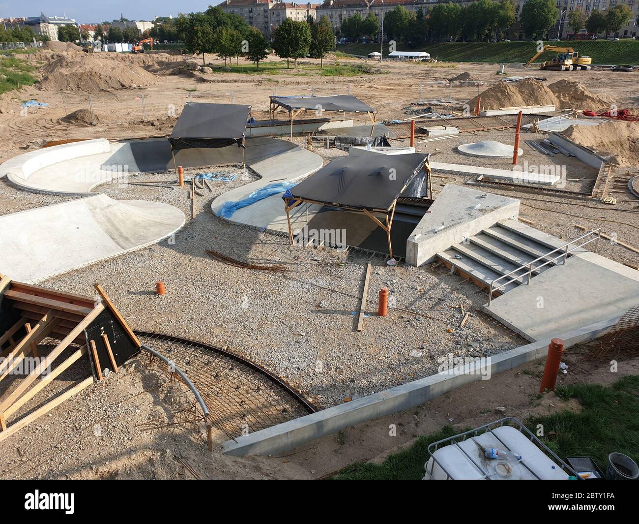 Construction of the new skate park in the city Stock Photo - Alamy