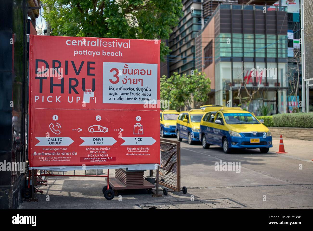 Covid-19 drive thru and pick up sign. Coronavirus drive through ...