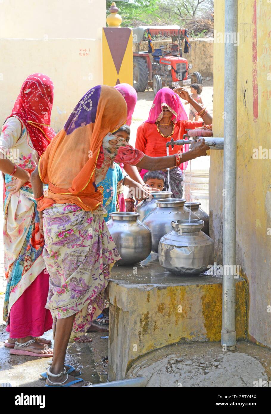 Tribal women carrying water pots hi-res stock photography and images ...