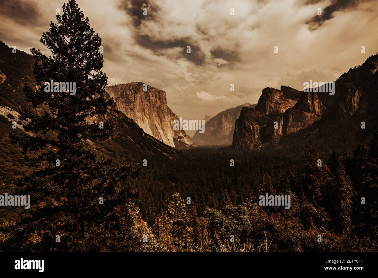 World famous rock climbing wall of El Capitan, Yosemite national park ...
