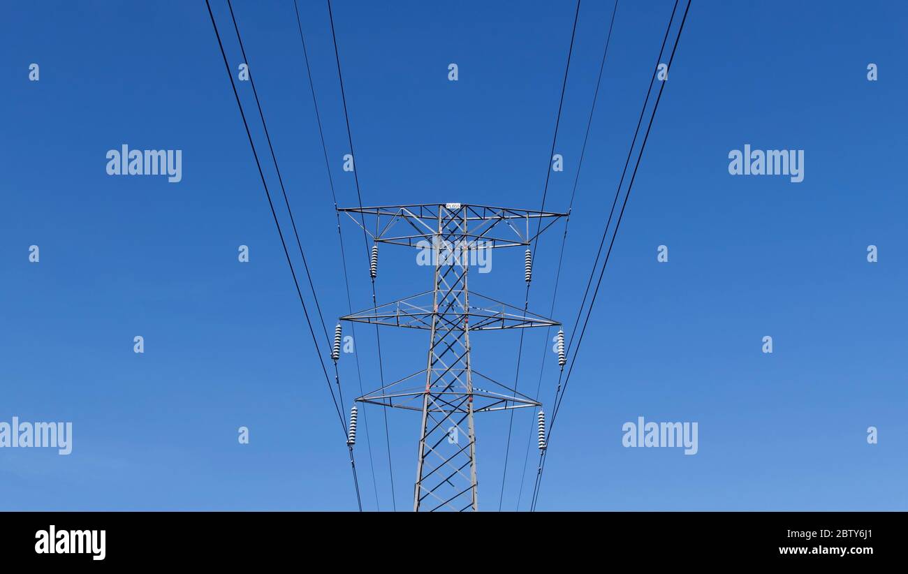 Overhead transmission lines hi-res stock photography and images - Alamy