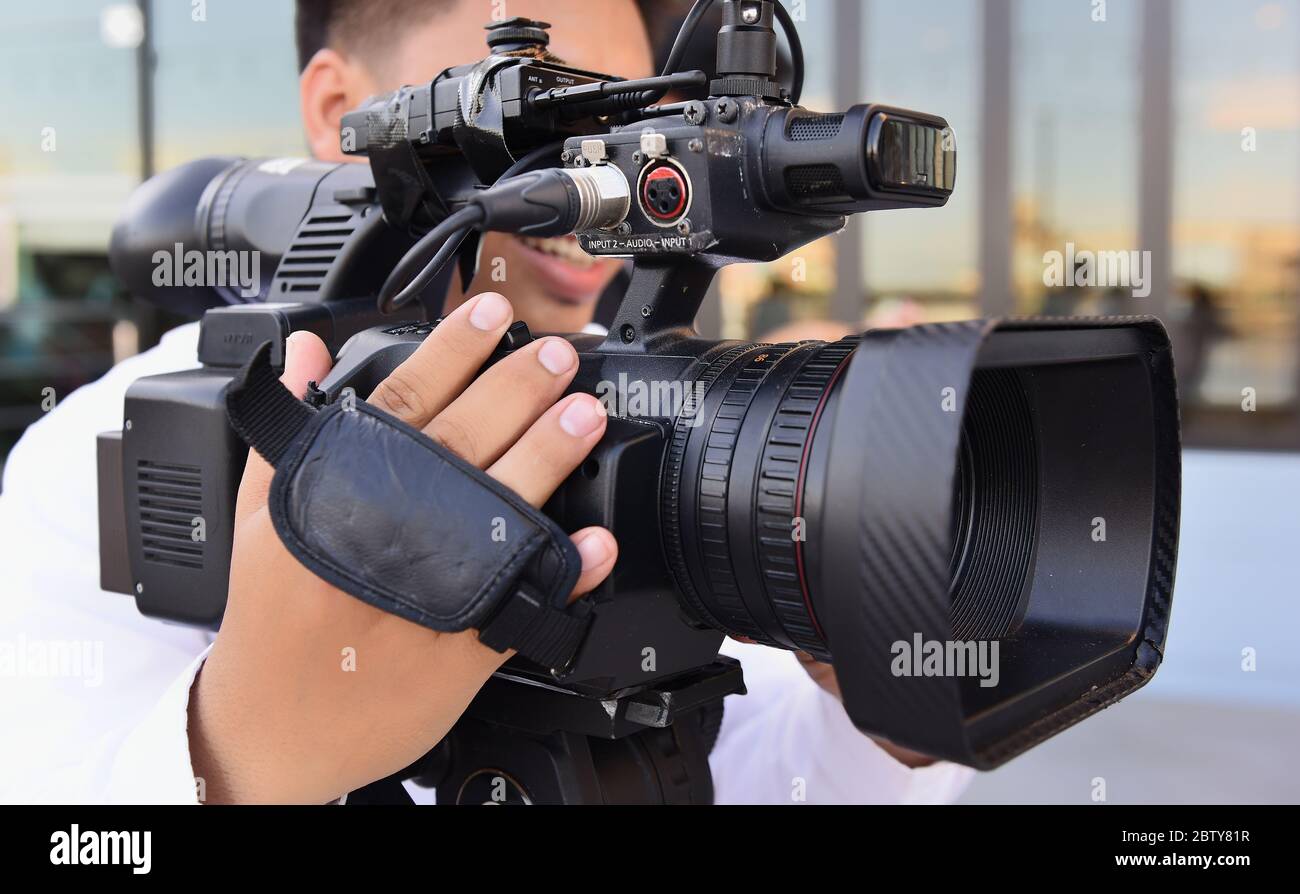 Black woman with news tv camera hi-res stock photography and images - Alamy