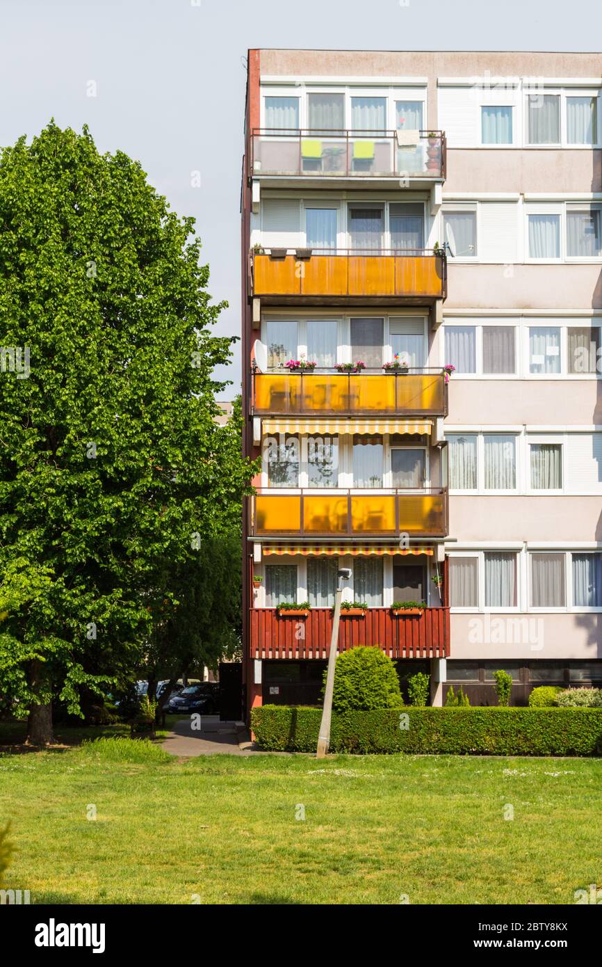 70s apartment building hi-res stock photography and images - Alamy