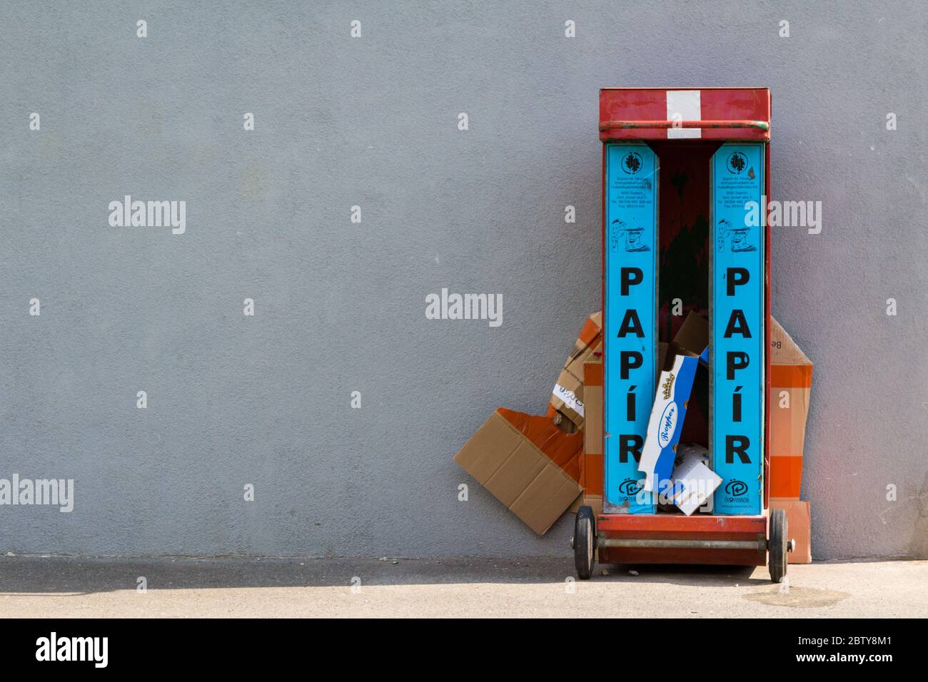 Grey wall paper hi-res stock photography and images - Alamy