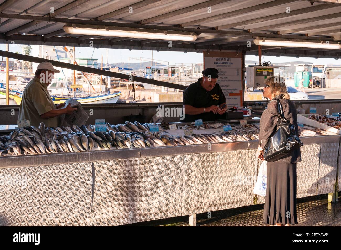 Woman fishmonger fish hi-res stock photography and images - Alamy