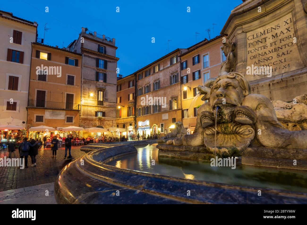 Piazza della Rotunda and water feature near Pantheon, Rome, Lazio ...