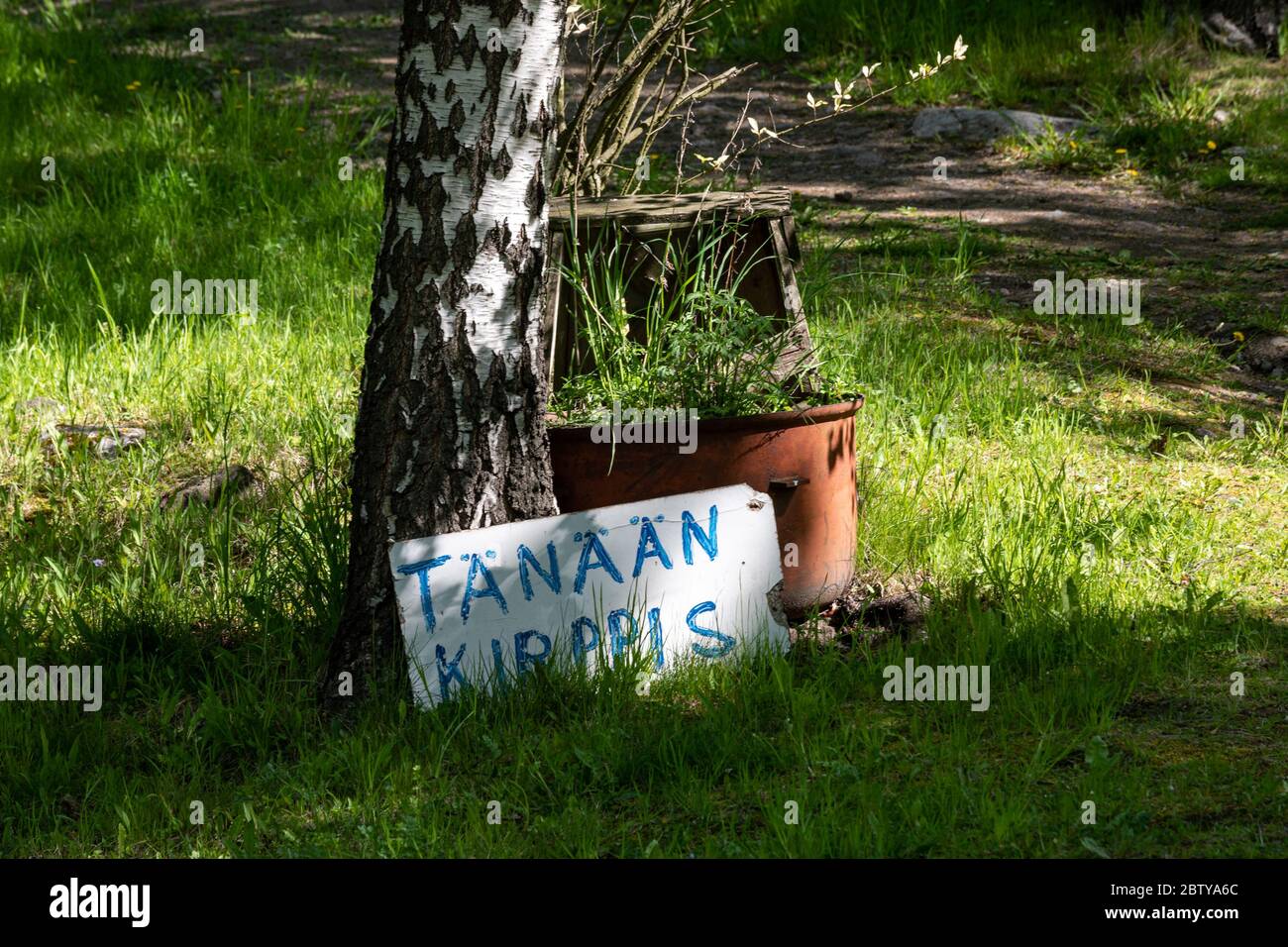Tänään kirppis. Sign on Linnunlauluntie 9 yard in Linnunlaulu district ...