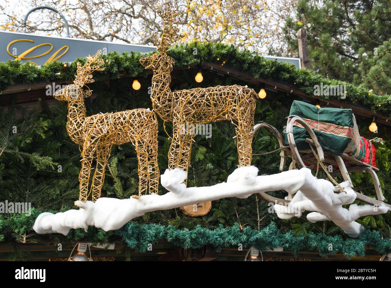 Christmas decoration with Santa's sleigh and reindeer. Stall in Vienna ...