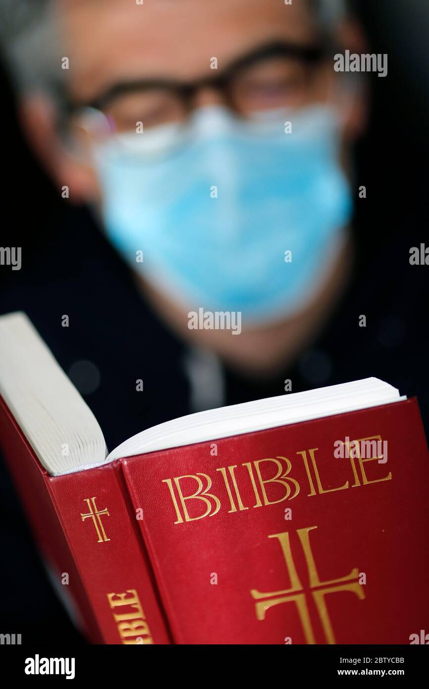 Disposable surgical glasses hi-res stock photography and images - Alamy