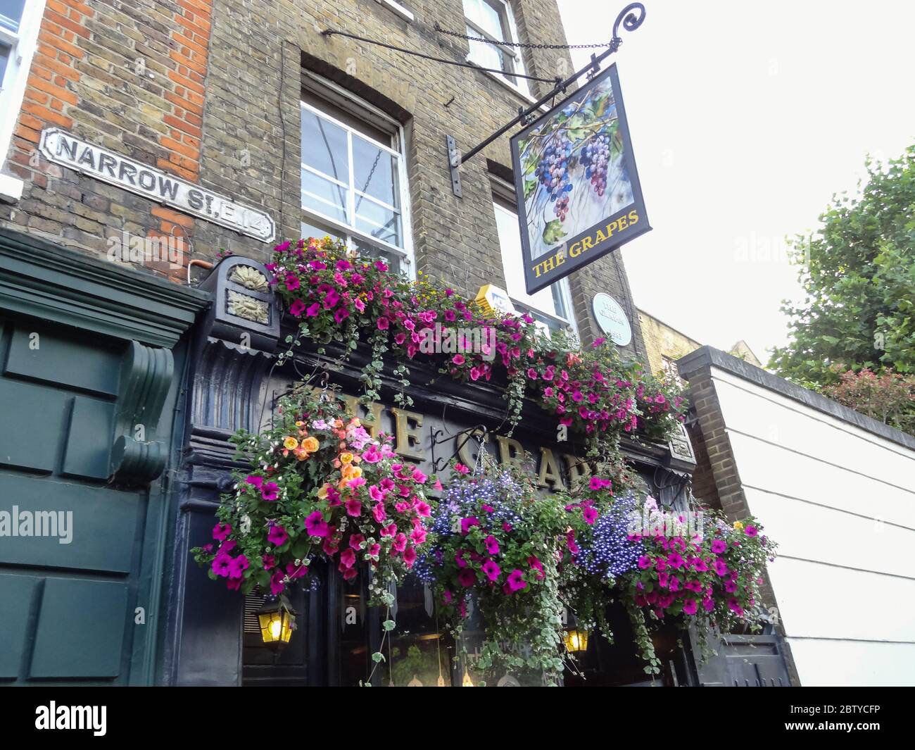 Pub with hanging baskets hi-res stock photography and images - Alamy