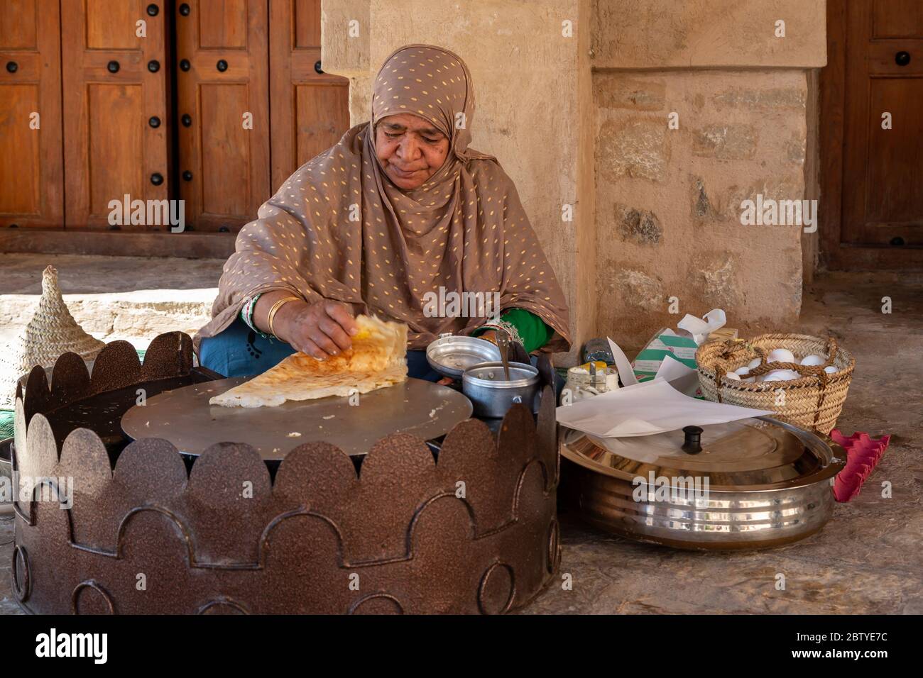 Omani traditional dress hi-res stock photography and images - Alamy