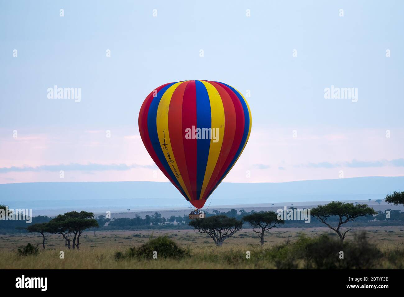 Serengeti national park balloon safari hi-res stock photography and ...