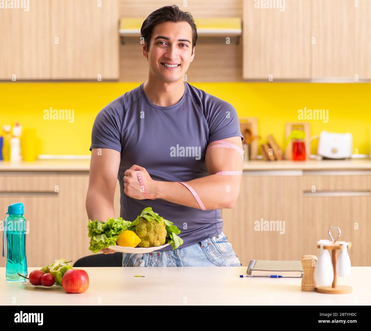 Man eating broccoli muscular hi-res stock photography and images - Alamy
