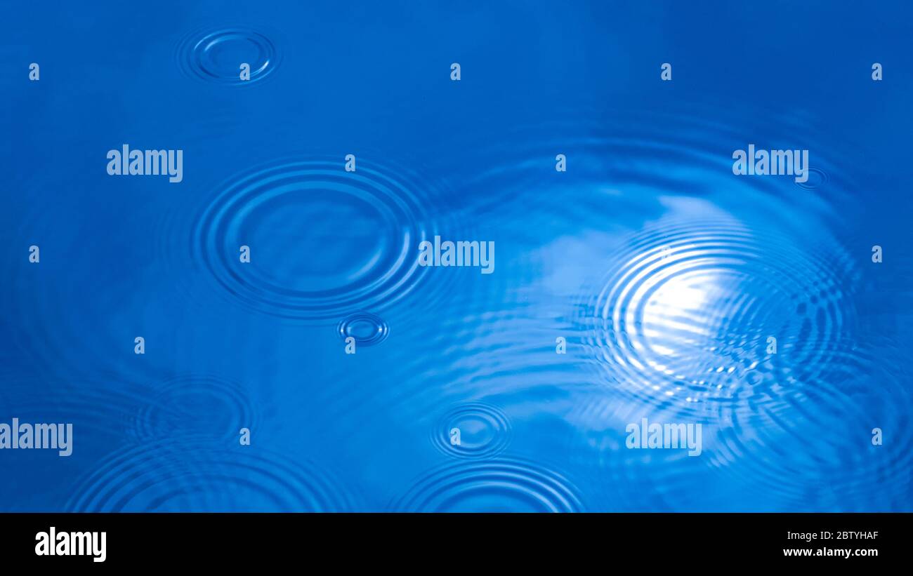 Circles on the water from raindrops. Texture Stock Photo - Alamy