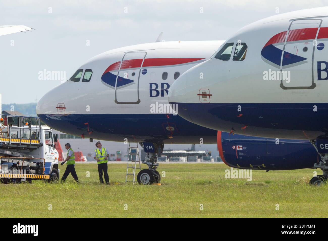 Ground crews service grounded ba planes hi-res stock photography and ...