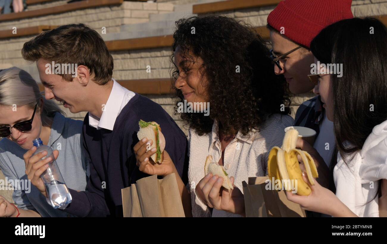 Teen fast food group hi-res stock photography and images - Alamy