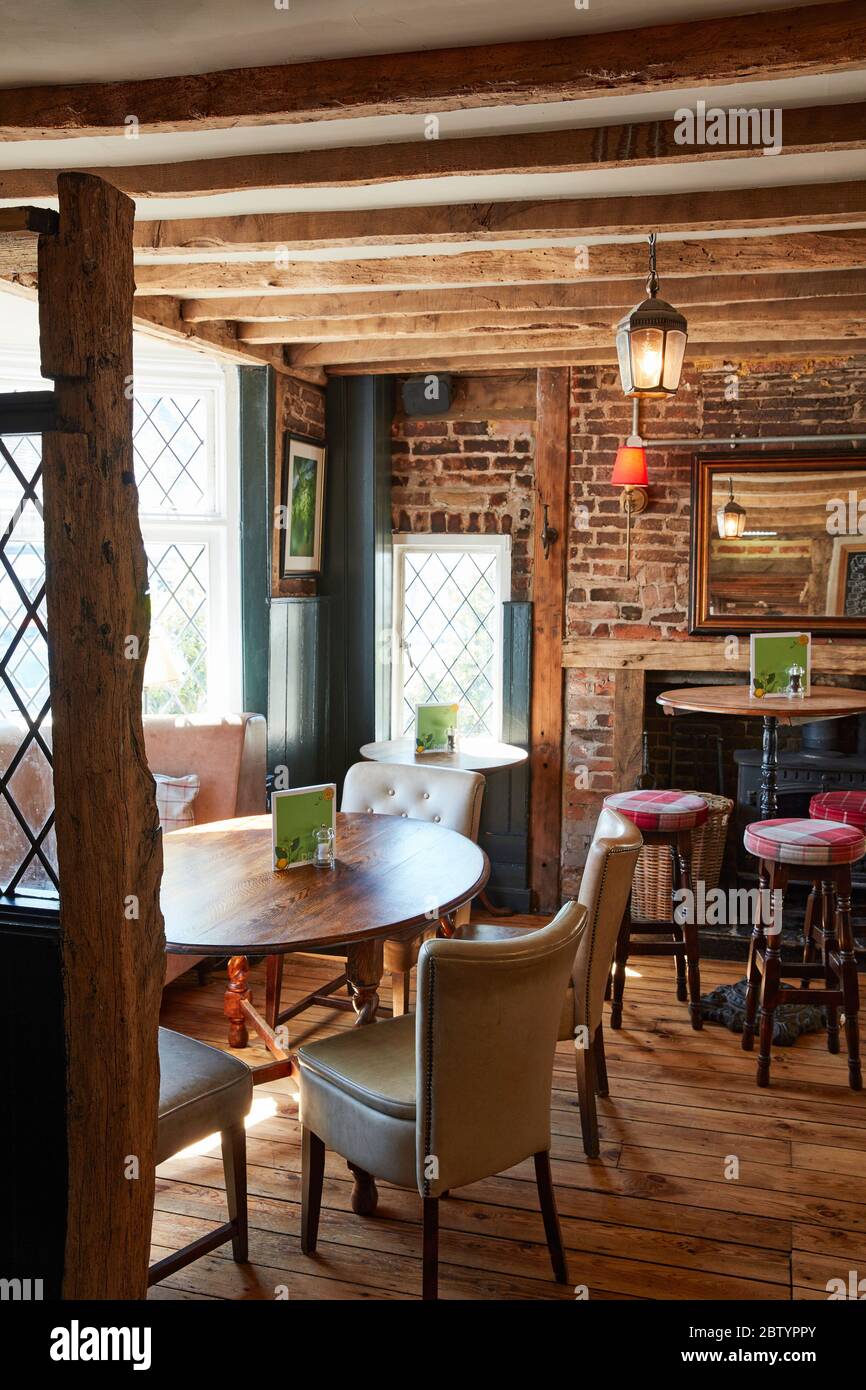 English inn interior hi-res stock photography and images - Alamy